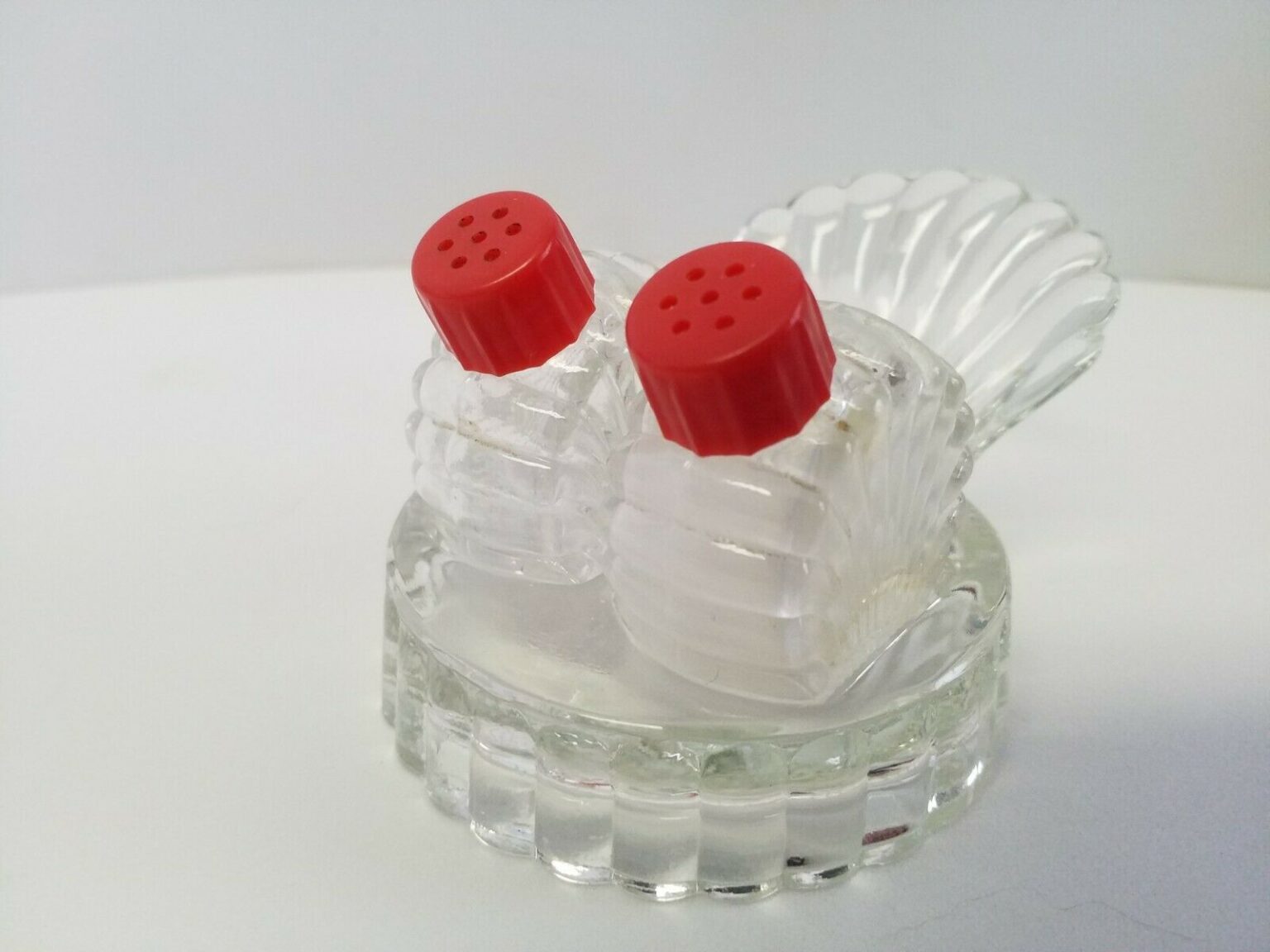 VINTAGE 3 Piece Clam, Scallop Shell SALT And PEPPER SHAKERS With Glass ...